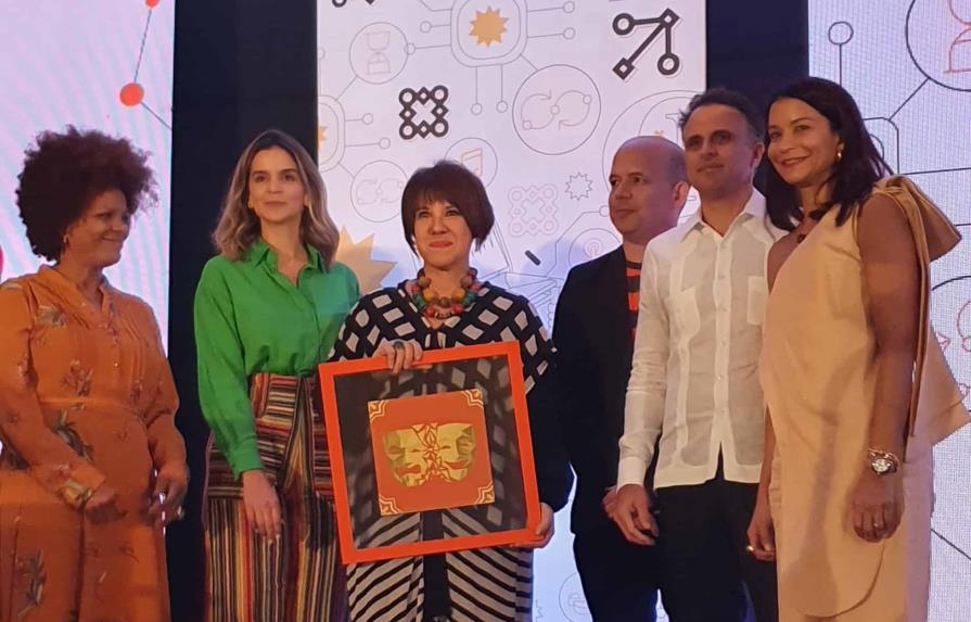 María Castillo, reconocida en el II Foro Caribe Naranja - Diario Libre