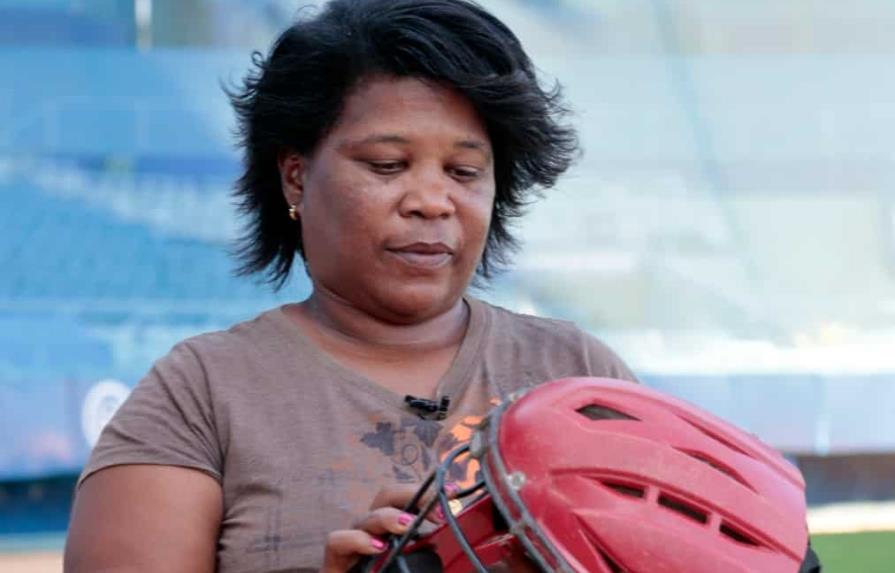 Janet Moreno una cubana árbitra en los partidos de béisbol - Diario Libre