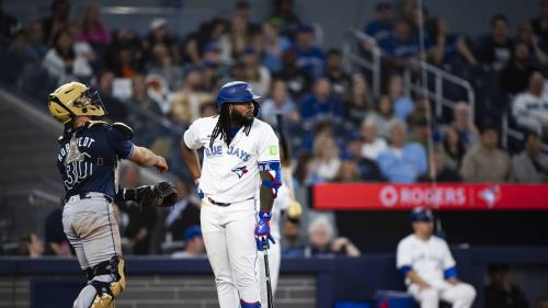 El pitcheo mitigar a Guerrero Jr., al hacerle batear por el suelo ...