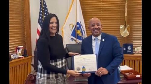 Aisha Syed es reconocida por el alcalde de Lawrence, Bryan Peña ...