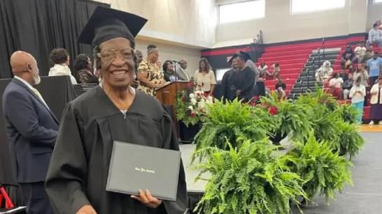 Mujer se gradúa de secundaria con honores a los 85 años - Diario Libre