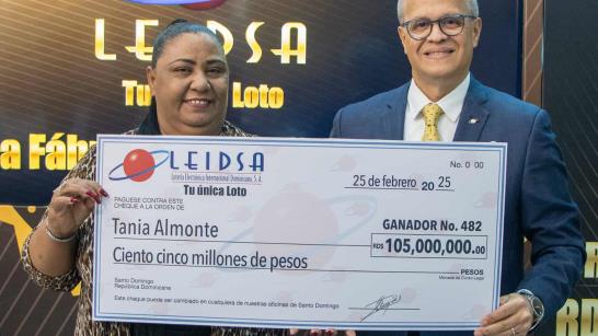 Leidsa entrega 105 millones a vendedora de ropa usada - Diario Libre