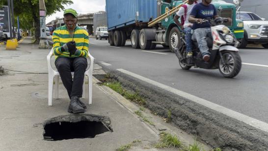 Trampa mortal en acera: registro sin protección causa caída de hombre ...