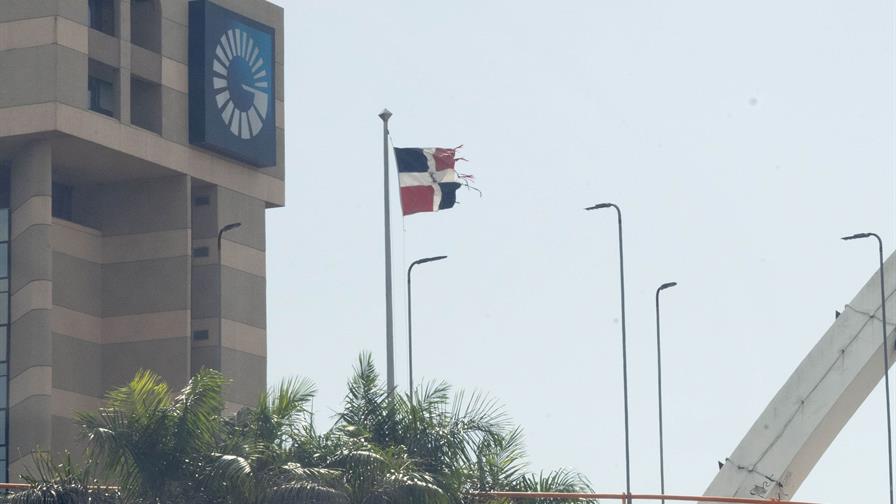 Banderas claman atención a pocos días del Mes de la Patria - Diario Libre