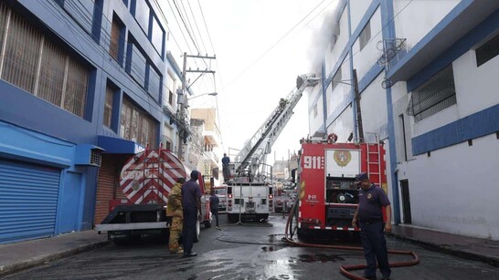 Bomberos controlan 50 % del incendio en Garrido - Diario Libre