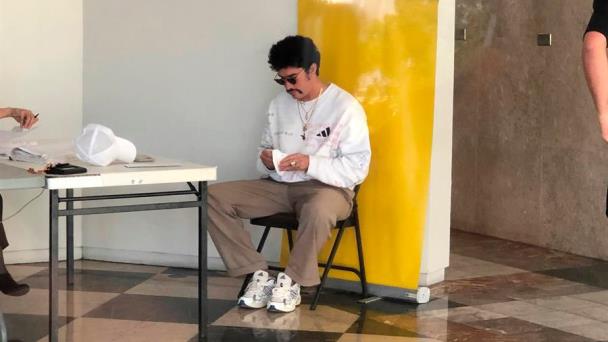 Video | Bad Bunny reaparece para obtener tarjeta electoral para votar en elecciones de Puerto ...