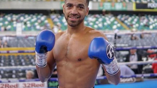 Video | Mira cómo un boxeador casi se arruina un ojo - Diario Libre