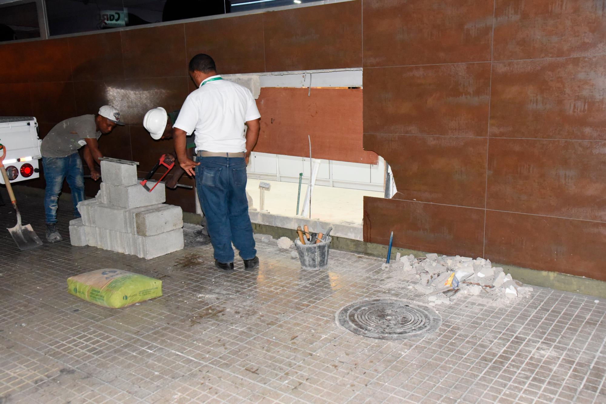 Conductor acelera en parqueo de supermercado y atropella una persona ...