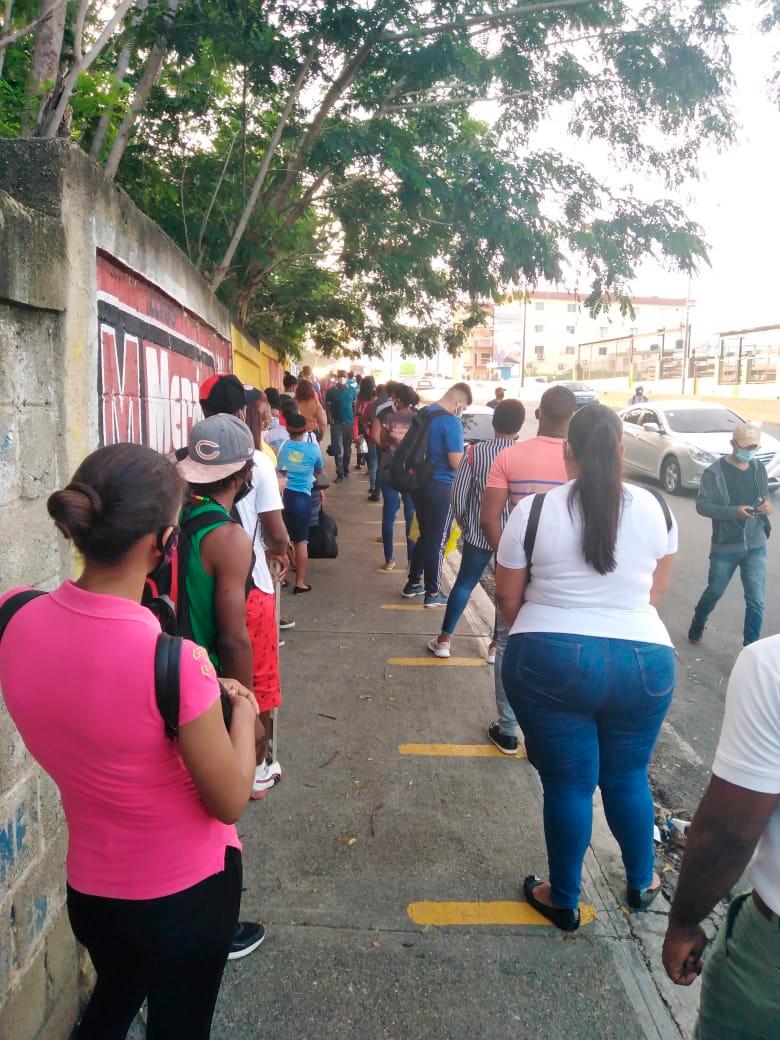 Usuarios del metro tardan en fila hasta más de una hora para abordar un ...