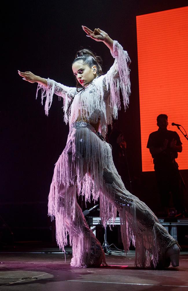 Los flecos vuelven a estar en tendencia, pura fantasía en movimiento ...