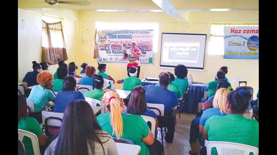 Cosiris Rodríguez lleva alegría a internas de Najayo - Diario Libre