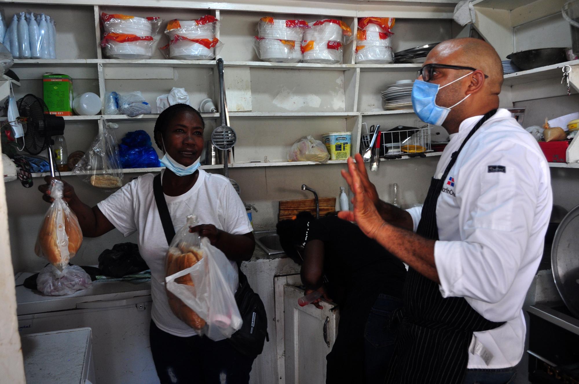 Chef Martín Omar ayuda a fritureros de la plaza del pescado en Boca ...