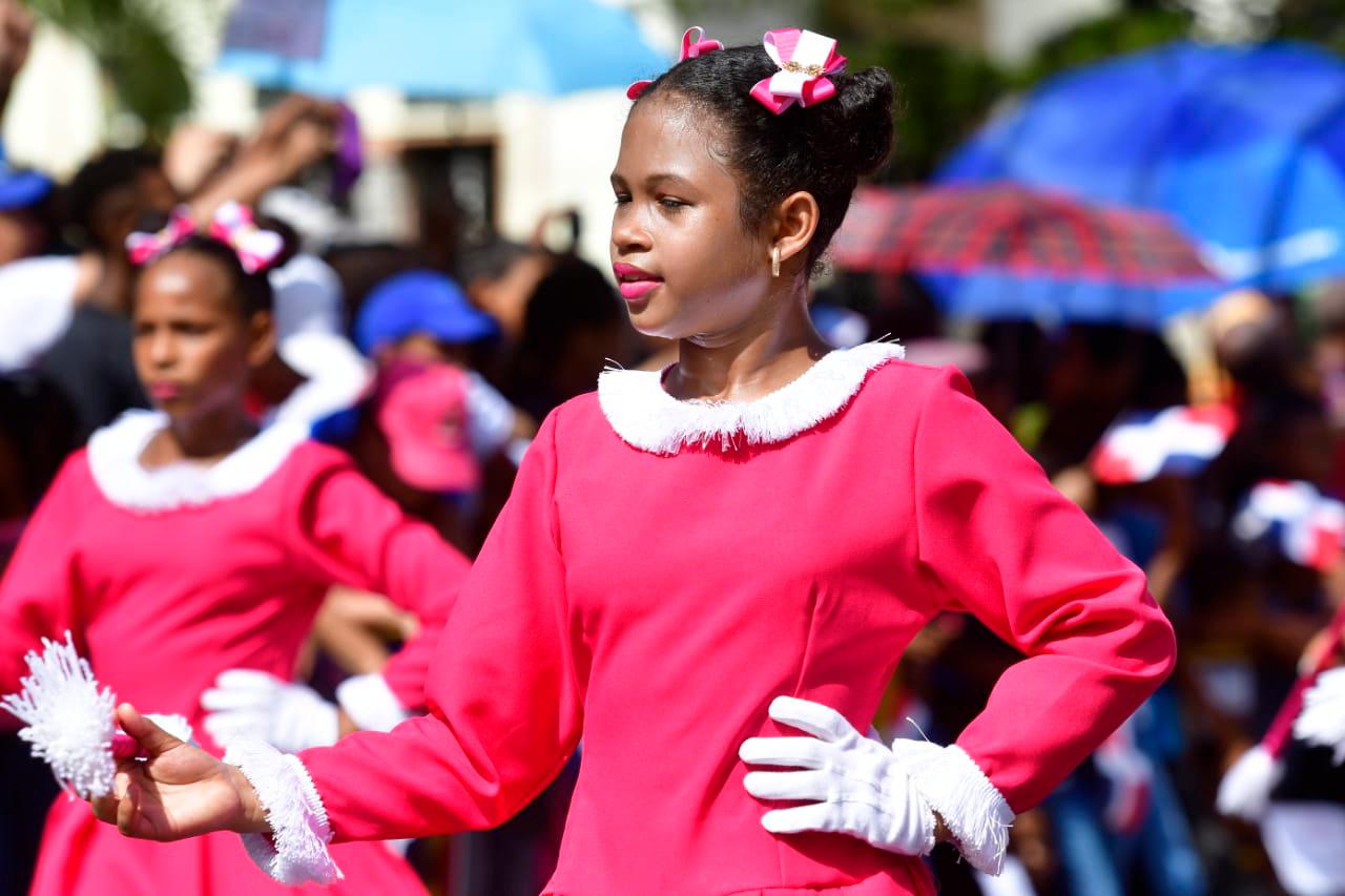 Batón ballet, banda de música y abanderadas: un insustituible ...