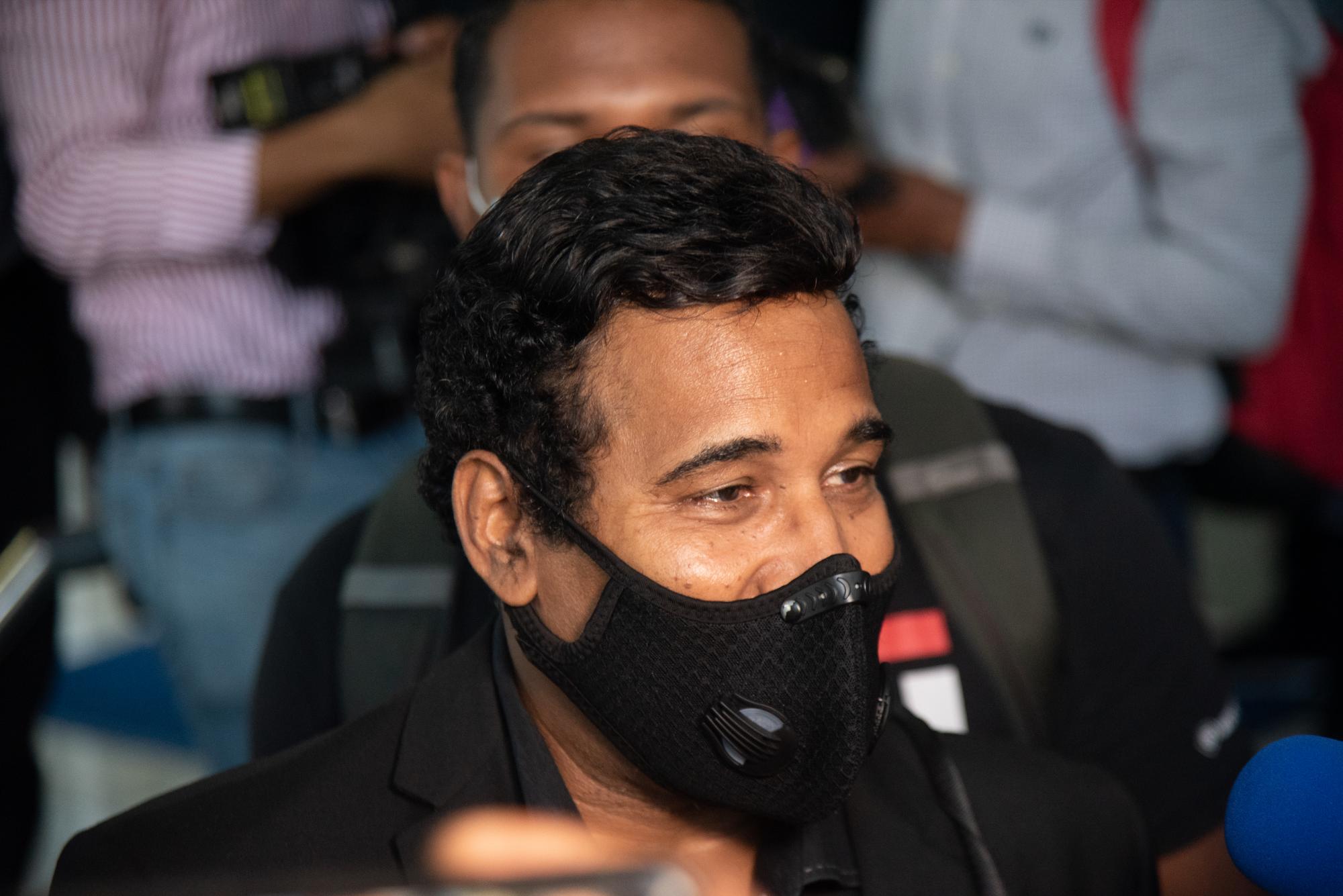 Julio Sabala llega a la funeraria a solidarizarse con la familia de ...