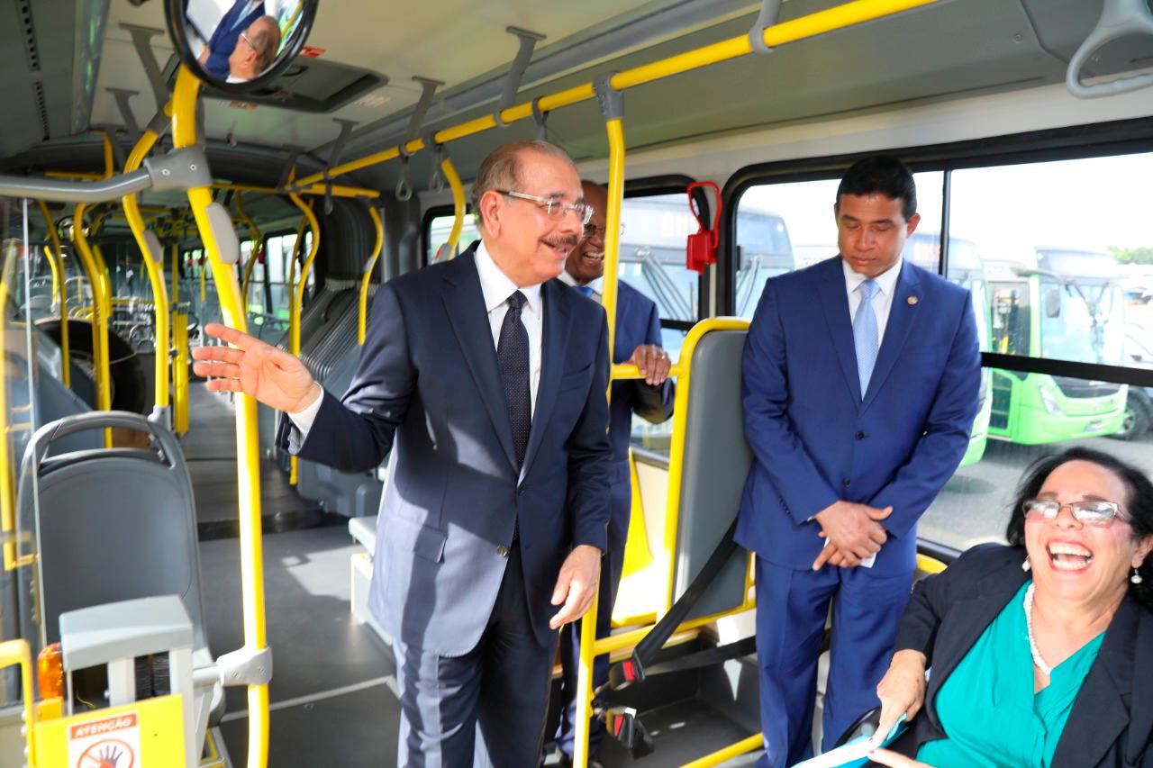Gobierno entrega 130 nuevos autobuses a la OMSA - Diario Libre