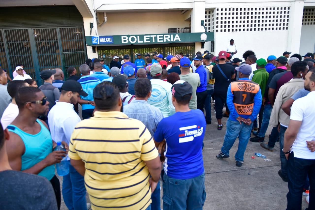 Fanáticos hacen largas filas por boletas para el juego Águilas-Licey ...