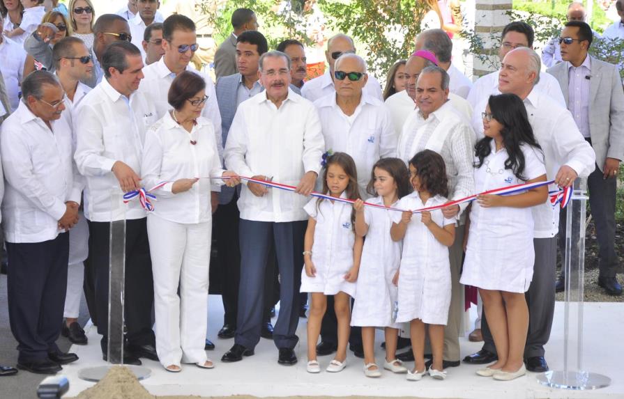 Presidente Medina inaugura hotel y destacamento en Puerto Plata ...