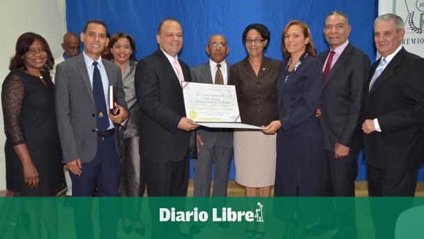 César Mella, Premio Nacional de Medicina 2015 - Diario Libre