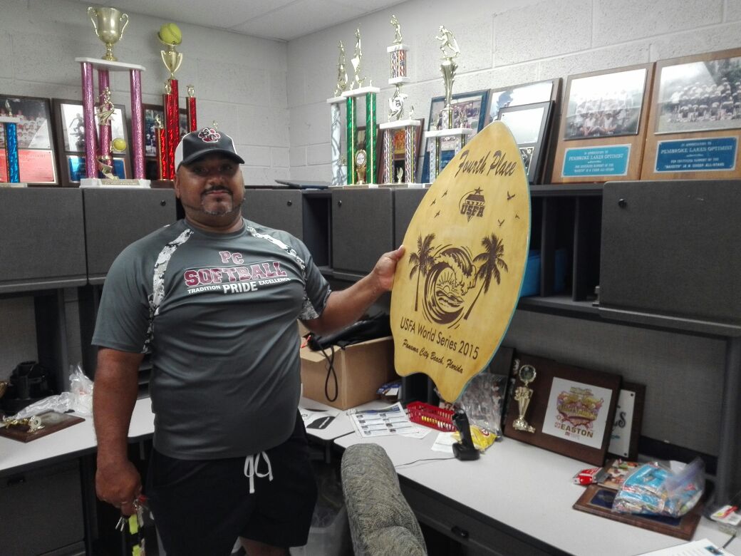 Delvin Pascual vive por el desarrollo del sóftbol dominicano - Diario Libre