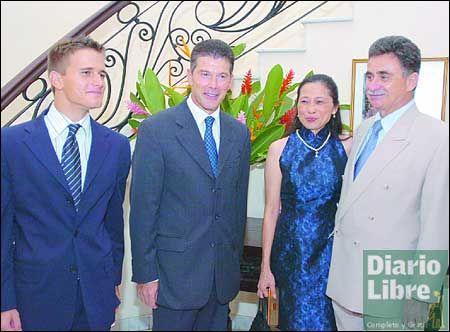 Embajadora francesa recibe al artista Gérard Economos - Diario Libre