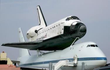 El Transbordador Espacial Regresa A La Tierra El "Endeavour" Regresa A