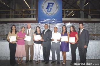 Font Gamundi entrega seis nuevas becas en La Vega - Diario Libre
