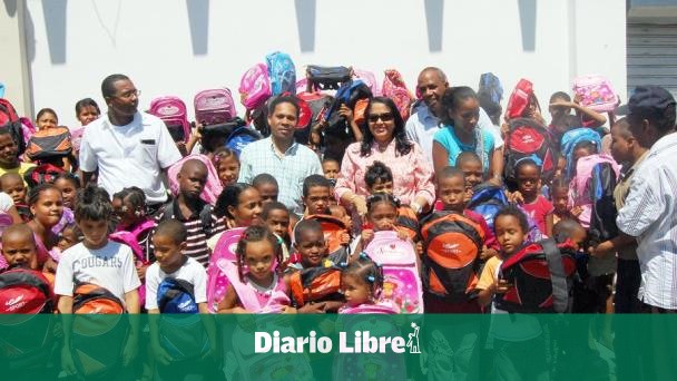 INAVI entrega útiles escolares en varias comunidades - Diario Libre INAVI entrega útiles escolares en varias comunidades - Diario Libre