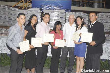 Font Gamundi entrega becas a jóvenes escasos recursos - Diario Libre