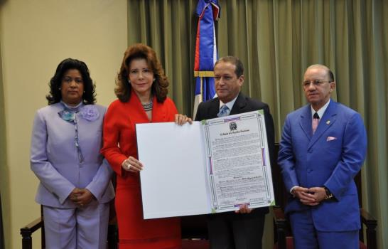 Senado otorga reconocimiento a Melba Segura y Alejandro Grullón ...