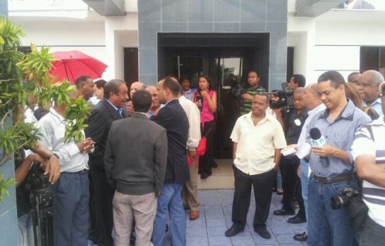 Tensión en Casa Nacional del PRD por presencia seguidores de Mejía ...