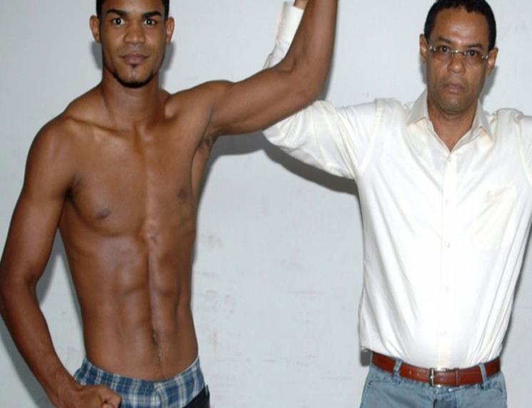 Argenis López mejoró su invicto como profesional - Diario Libre