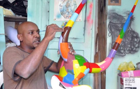 Ángelo Cabrera, un artista de las caretas del carnaval de Santiago ...