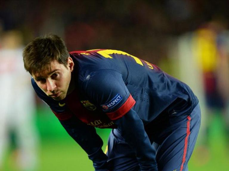 Lionel Messi con elongación en el bíceps femoral de la pierna derecha ...