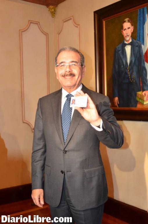 El presidente de Junta Central Electoral entrega la primera cédula al ...